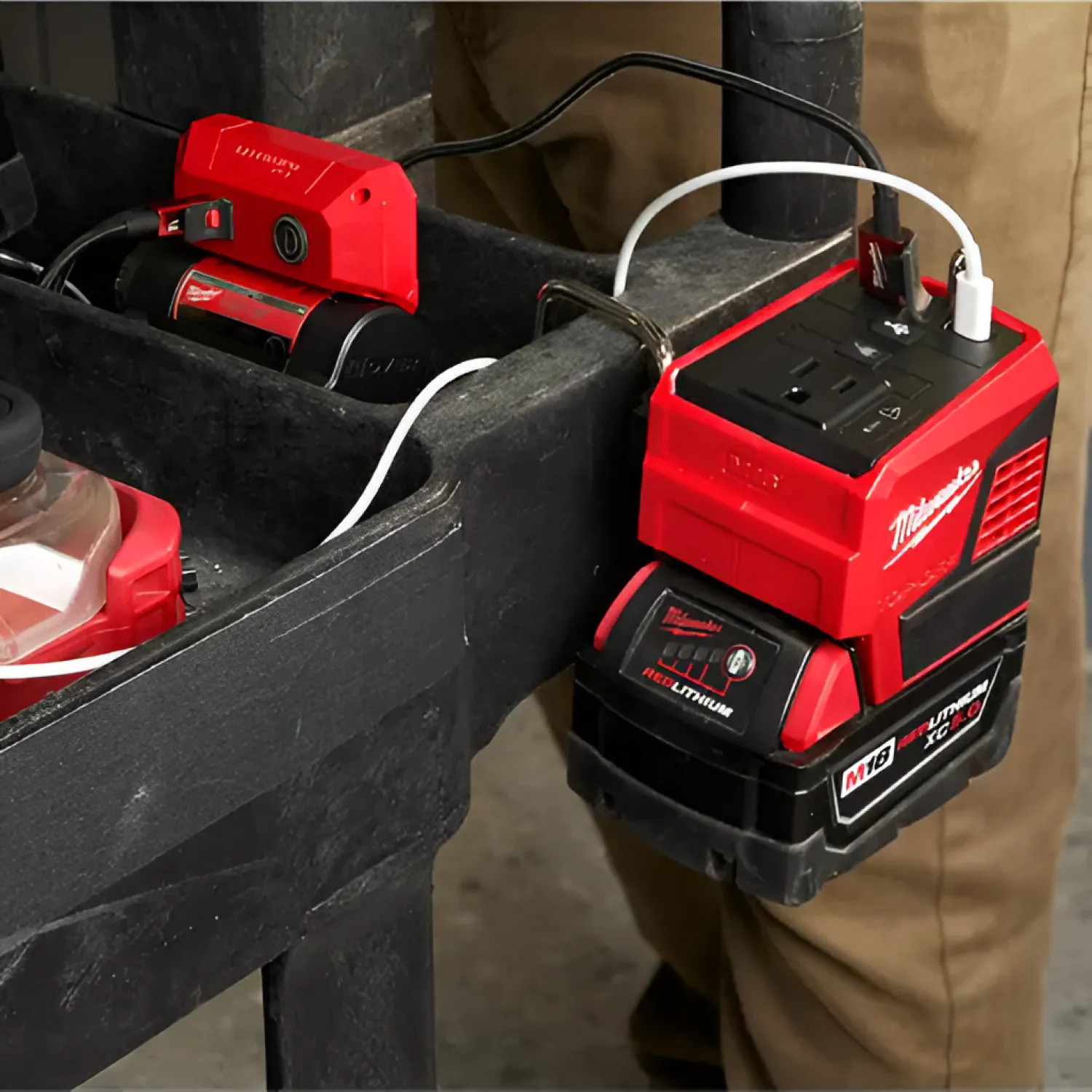 Milwaukee M18 TOP-OFF Power Supply with 175W for M18 Batteries - 2846-20